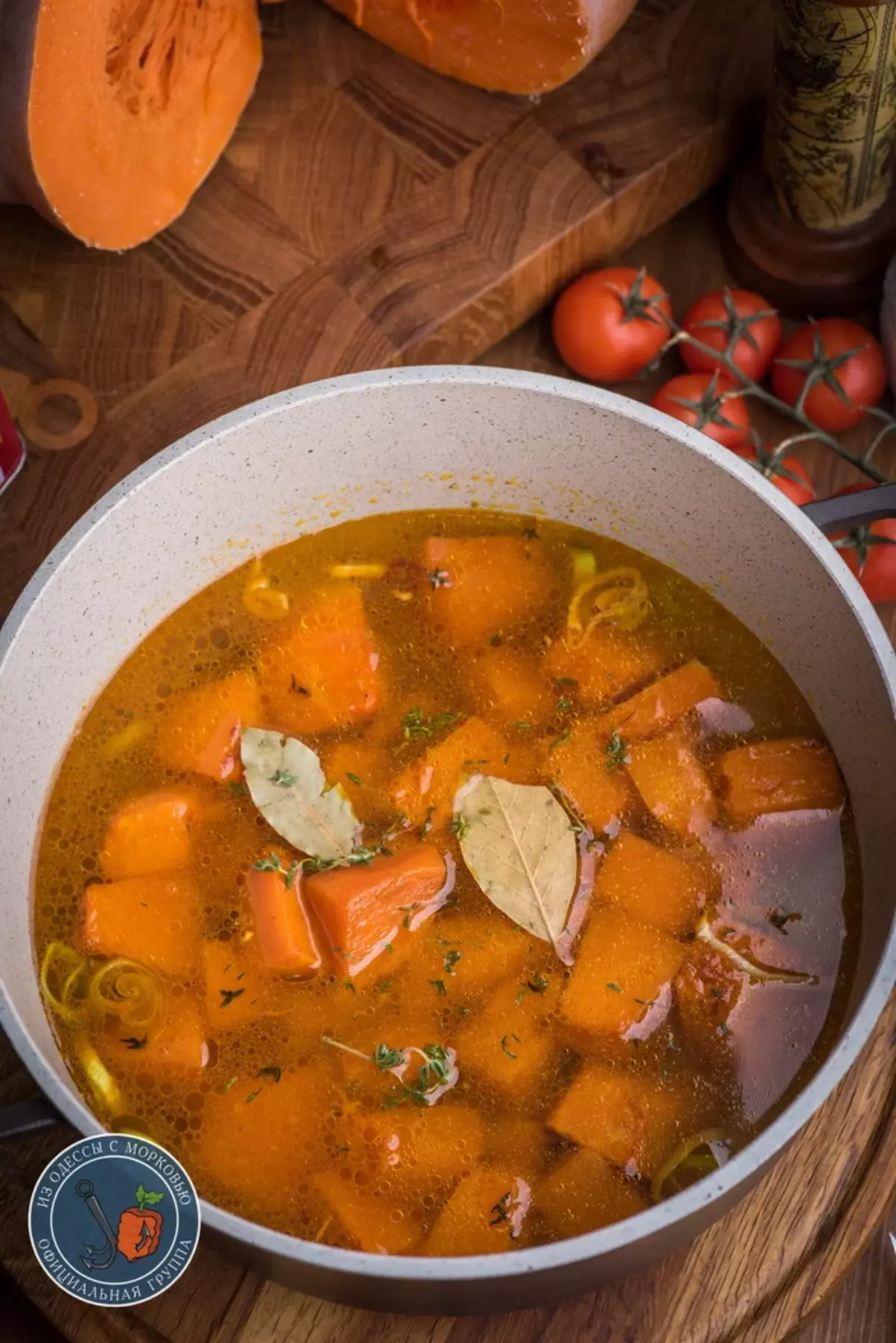 Sopa de calabaza con salchichas.