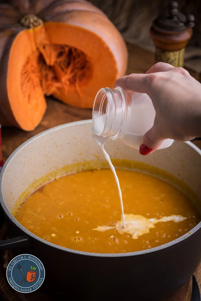 Sopa de calabaza con salchichas.