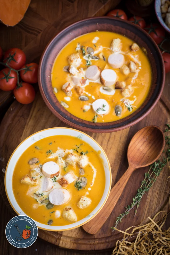 Sopa de calabaza con salchichas.