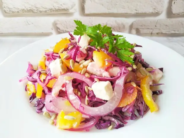 Una nuova insalata di cavolo, questa insalata non ha concorrenti, molto gustoso!