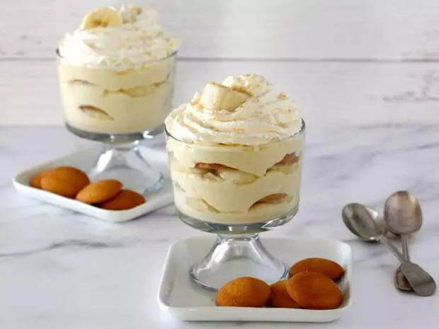 வெண்ணிலா-வாழை pudding தட்டி கிரீம் கொண்டு