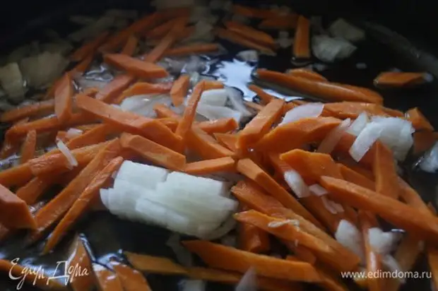 Pré-aqueça a frigideira com manteiga, coloque legumes e frite para acender a galdureza.