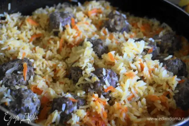 Preparamos o pilaf no calor lento até a Boujonda e a prontidão do arroz. Lembramo-se que o arroz deve ser friável, portanto, as variedades de arroz para o PLOV devem ser tomadas de acordo com quebradiço.