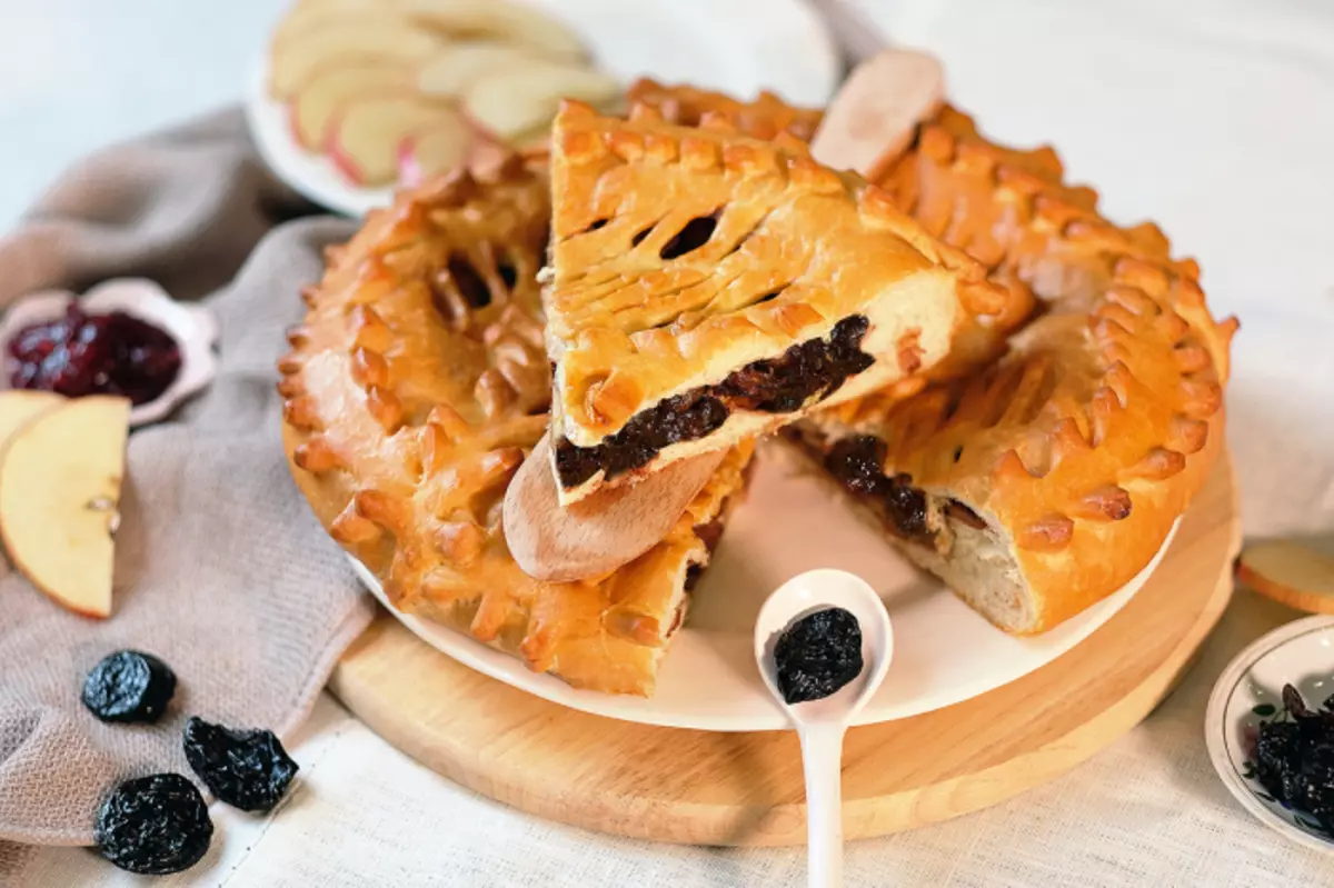 Gusto ba nimo ang mga pie nga adunay mga prunes? \ Photo: Academfood.ru.