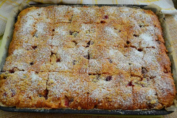 Tuisgemaakte sandkoek met appels en kersie - baie lekker en geurig