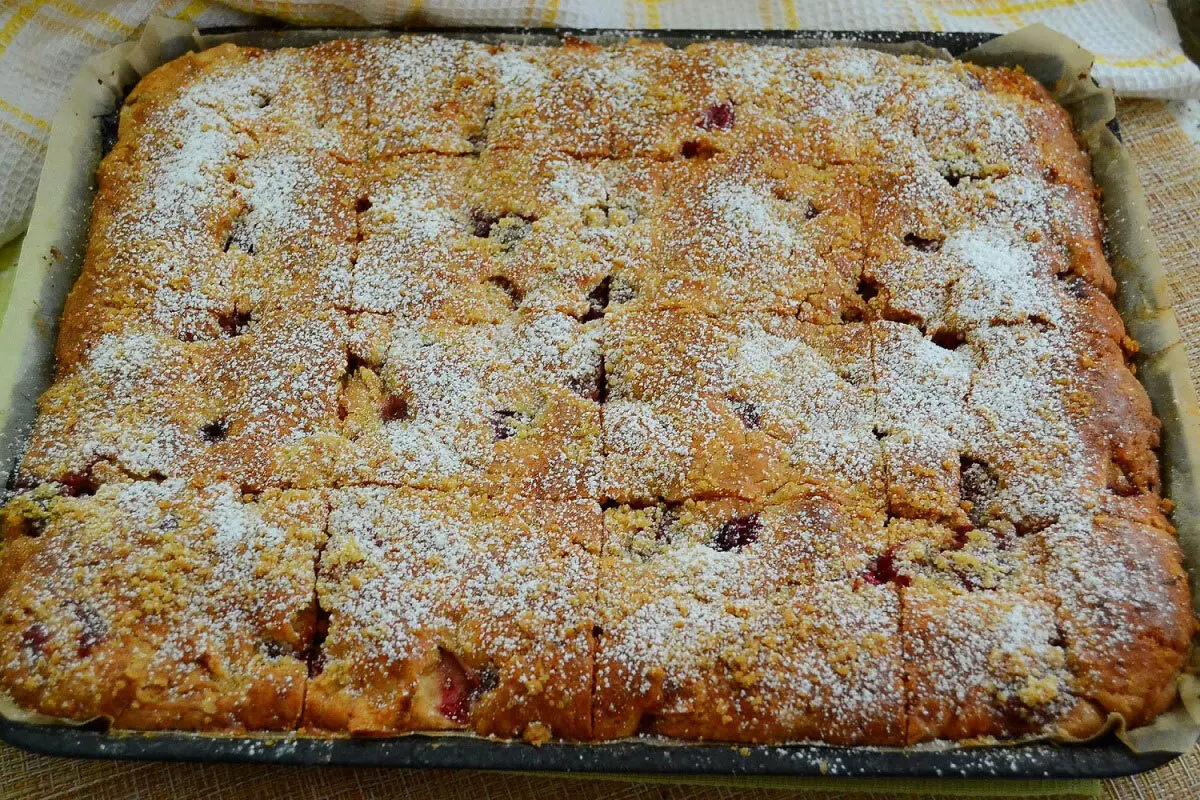 Torta di sabbia fatta in casa con mele e ciliegia - molto gustoso e fragrante