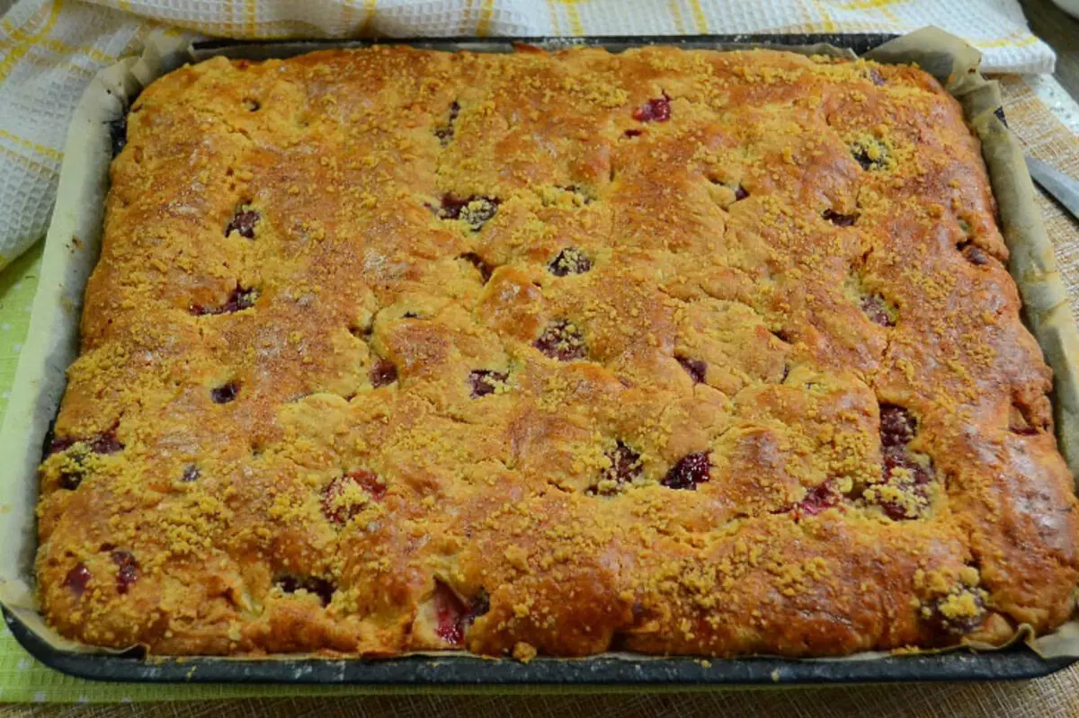 Bolo de areia caseiro com maçãs e cereja - muito saboroso e perfumado