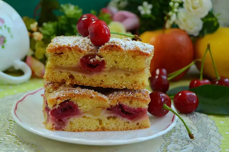 cake ຊາຍ homemade ກັບຫມາກໂປມແລະ cherry - ມີລົດຊາດແລະມີກິ່ນຫອມຫຼາຍ