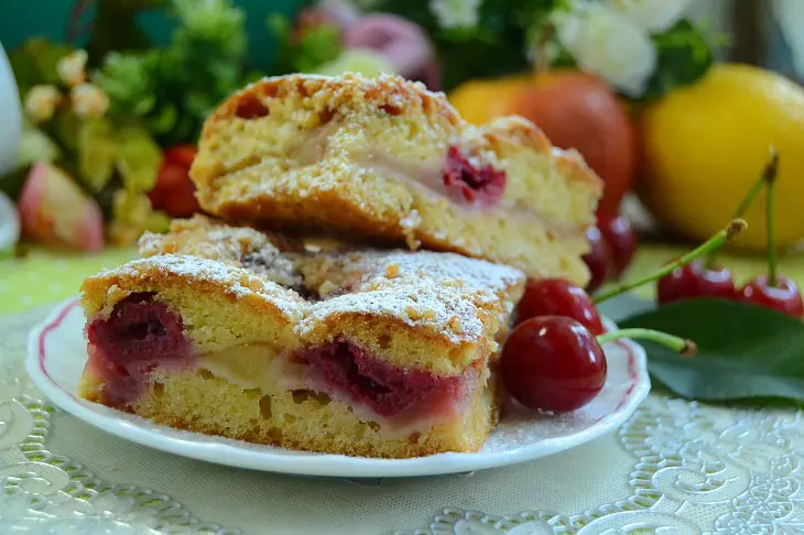 cake ຊາຍ homemade ກັບຫມາກໂປມແລະ cherry - ມີລົດຊາດແລະມີກິ່ນຫອມຫຼາຍ