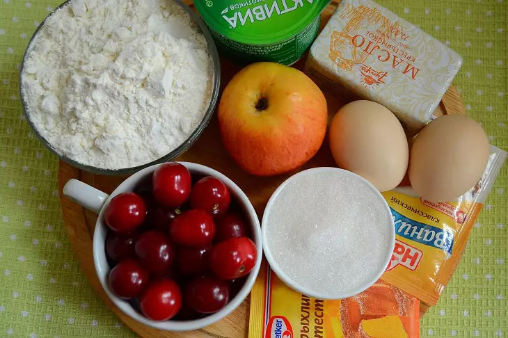 Torta di sabbia fatta in casa con mele e ciliegia - molto gustoso e fragrante