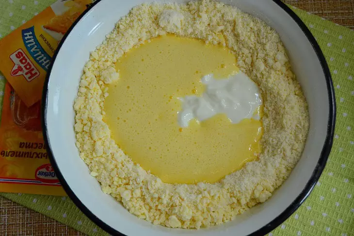 Torta di sabbia fatta in casa con mele e ciliegia - molto gustoso e fragrante