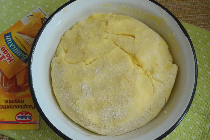 Torta di sabbia fatta in casa con mele e ciliegia - molto gustoso e fragrante