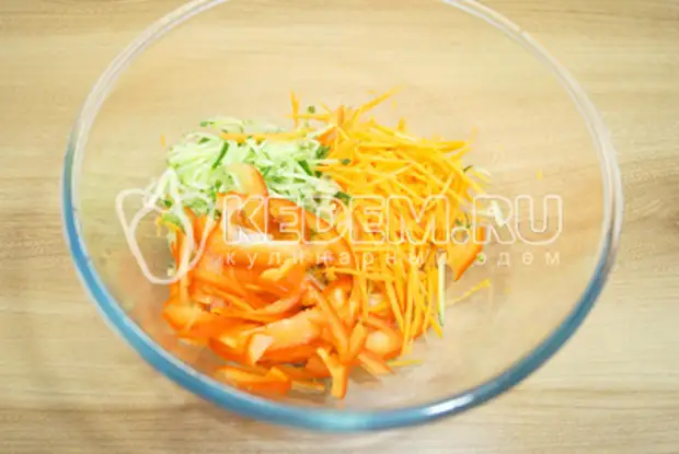 On the grater shredded pepper, carrots and cucumber.