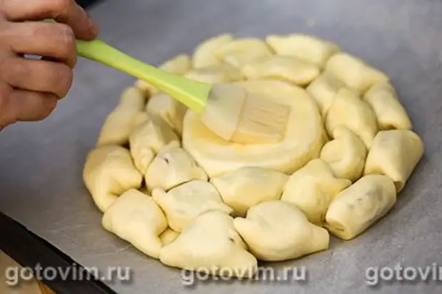 Pastís amb brie i embotits al forn, pas 07