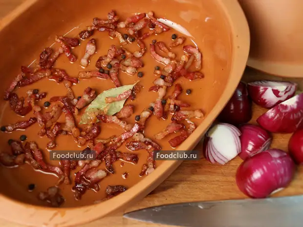 Autumn ayam jantan dalam wain dengan quince