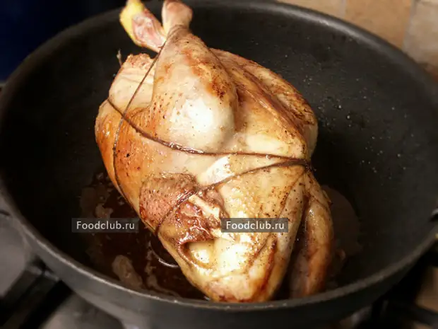 Gallo autunnale nel vino con la mela cotogna