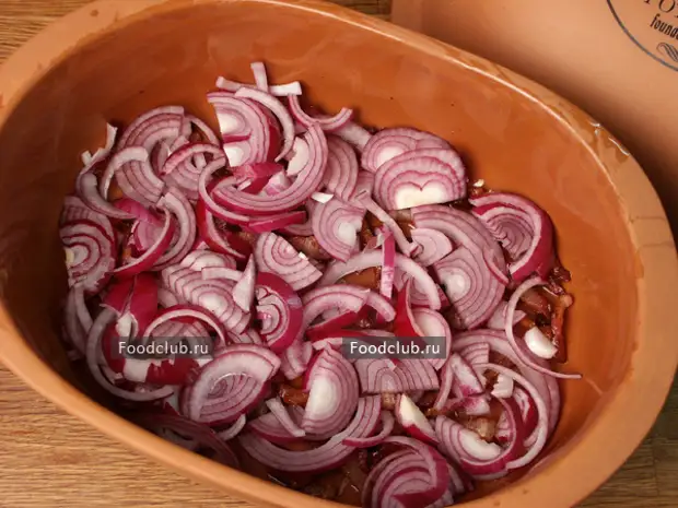 Gallo de otoño en vino con membrillo.