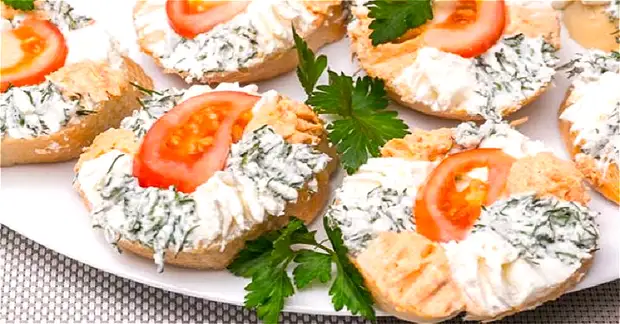 Sanduíches bonitos em uma mesa festiva