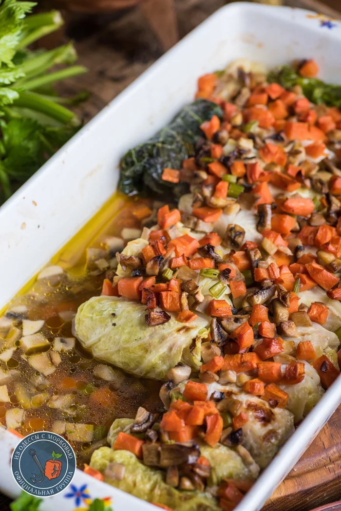 Kabbên ji Savoy Cabbage (Kaldolma) ji Odessa bi Carrots, Cooking, xwarin, Recipe, Photography, Long, Cabbage