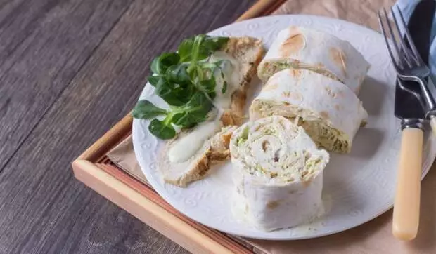 Rolle von Pita mit Hühnchen und Pekingkohl