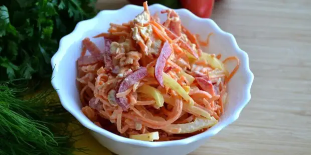 Preparasyon salad ak kawòt Koreyen an