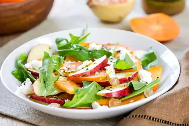 Salat fem minutter med persimmon, æble og fetaost