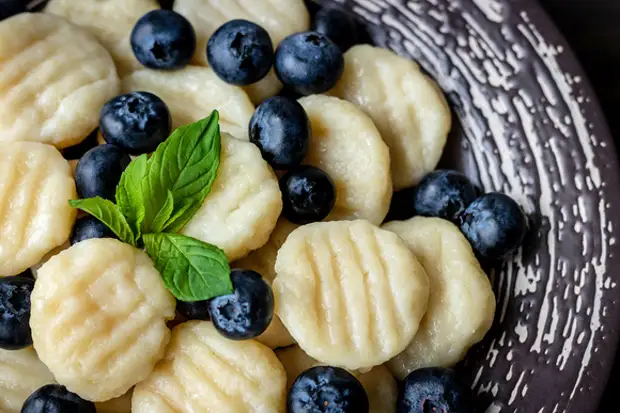 Mabilis na master class: tamad dumplings mula sa cottage cheese.