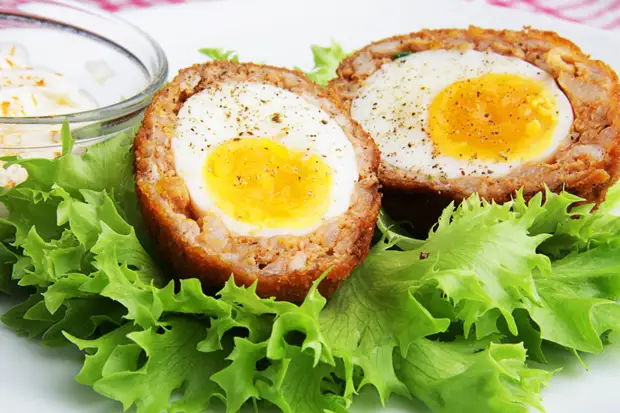 Scottish Eggs - Gotuj jajka, Make Mince (w klasycznych szkockich wypchaniach jaj wyrobionych z drobno posiekanych bawarskich kiełbasek i zieleni), owinąć jajko do mince, suchych w mące, jajko, krakersy i smaż w wielu olejach interesujących, gotowanie, przepisy, jajka