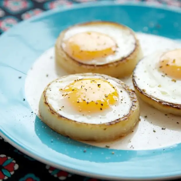 Piyoz halqalarida tuxum boqish. Oddiy oddiy - piyoz, halqalar, tuxum, qovurilgan. Pishloq tepasida ip - tater, pishirish, retseptlar, tuxum bo'ladi