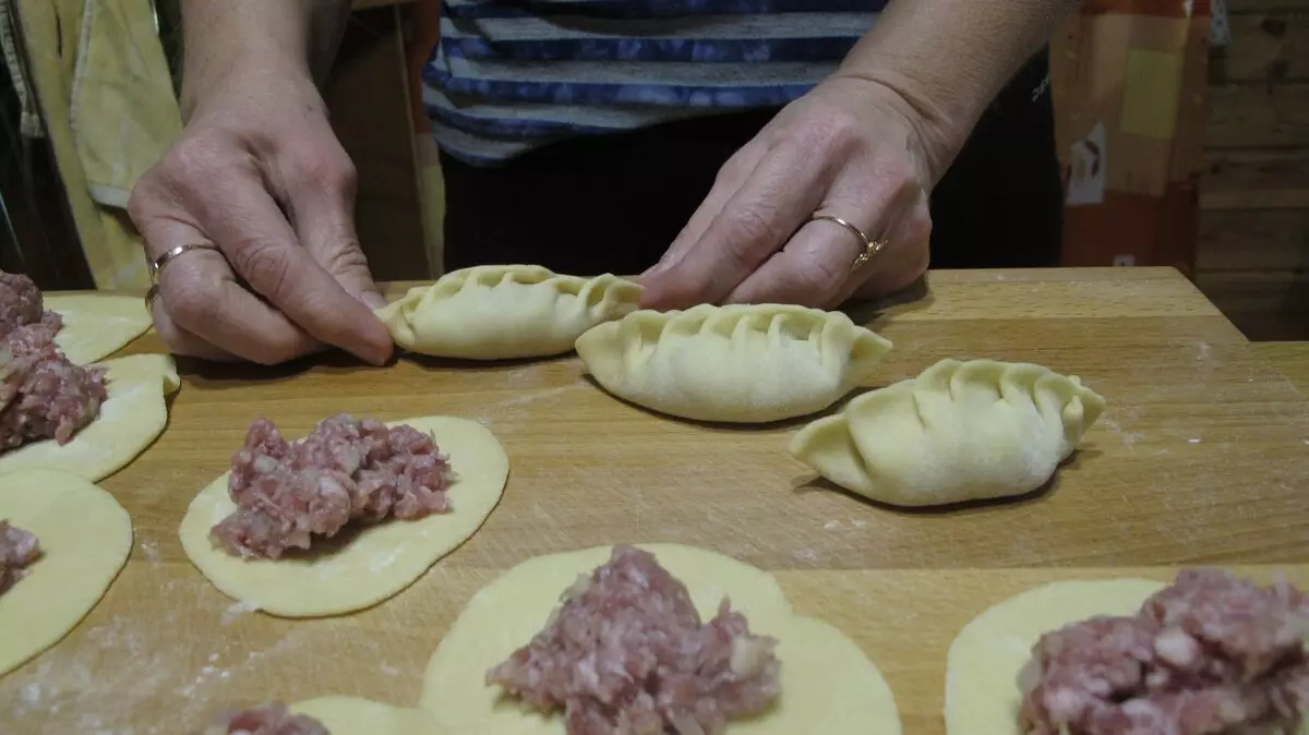 Kalmyk Becheakes. Neparasta recepte Kalmejiem klimpām