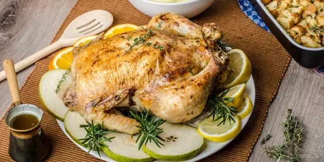 Stuffed chicken with lemon and garlic: simple recipe