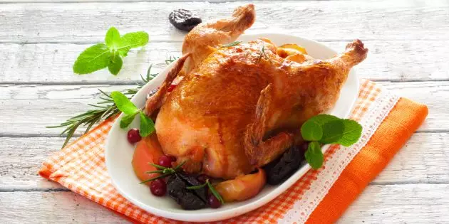 Stuffed chicken with apples and prunes