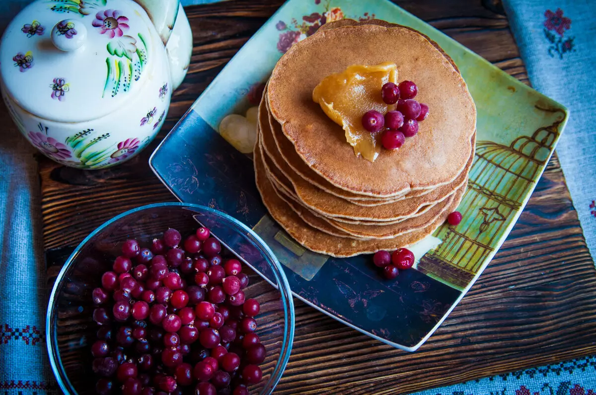 Pancakes rústicas sobre as follas de pan