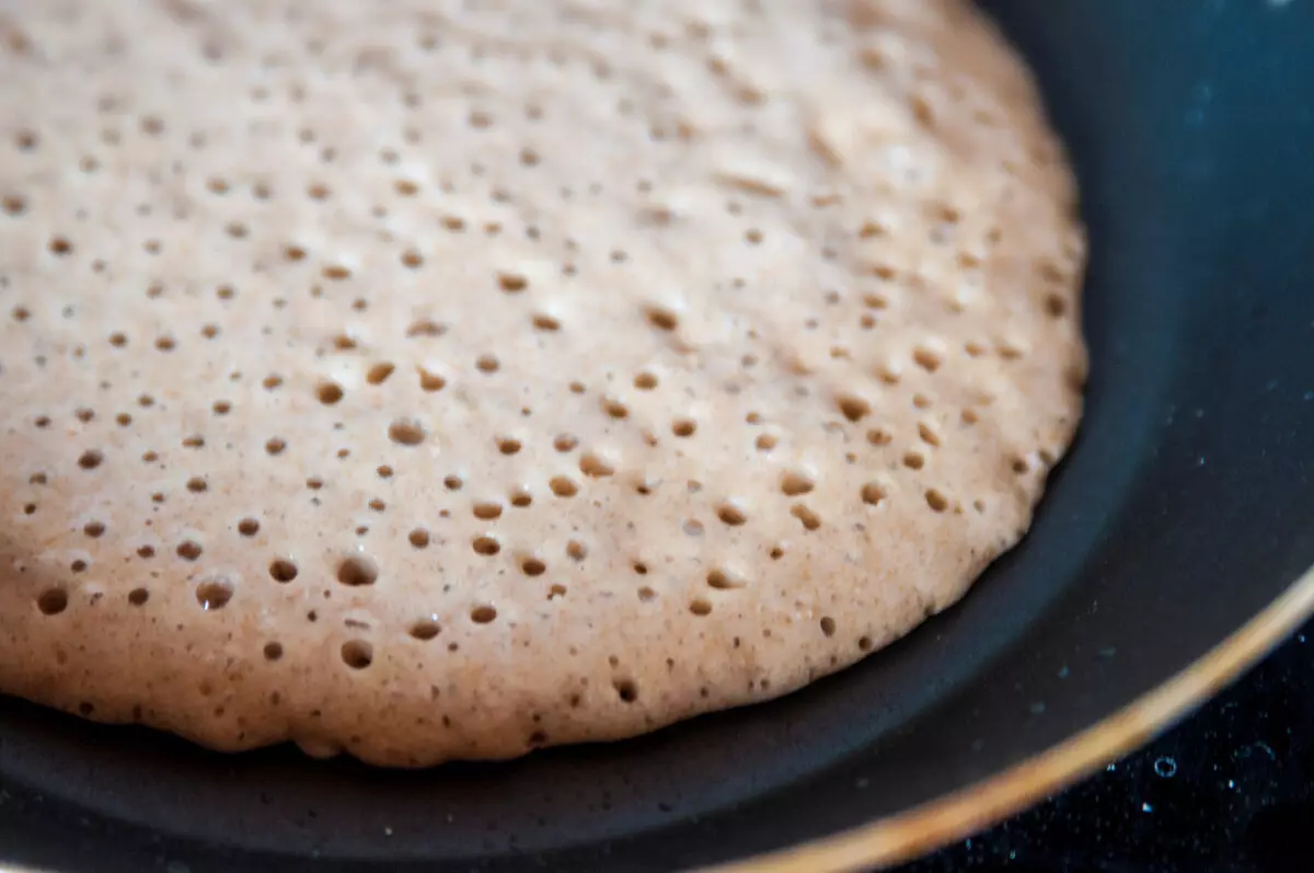 Pancakes rústicas sobre as follas de pan