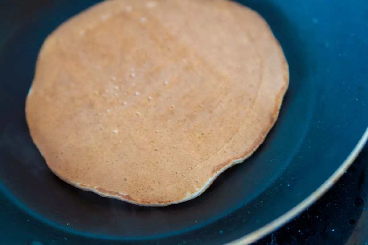 Maalaismainen pannukakku leipä lehdet