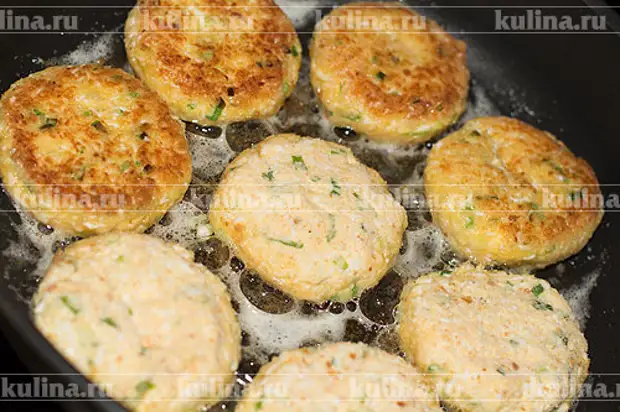 In the pan, heat vegetable oil, lay out the cutlets and fry from two sides to a golden color.