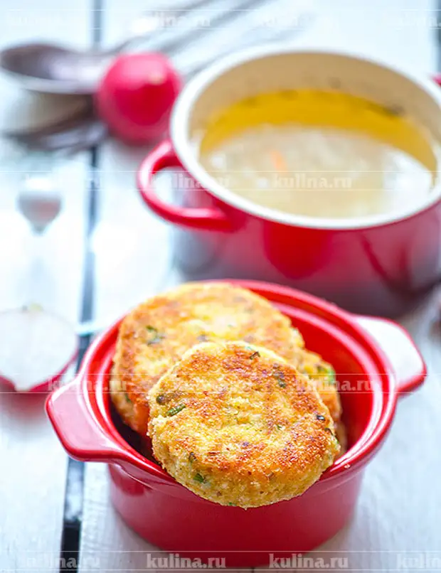 Finished cutlets to file to the table with sour cream. Bon Appetit!