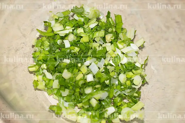 Green onions finely chop and lay out in a bowl.