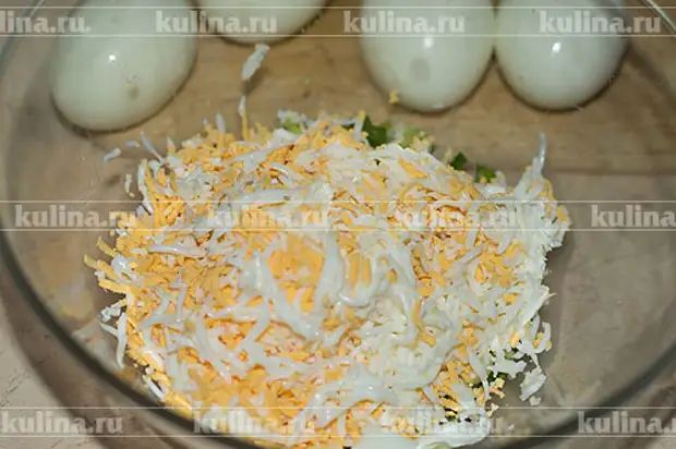 Eggs rubbed on a shallow grater and add to green onions.