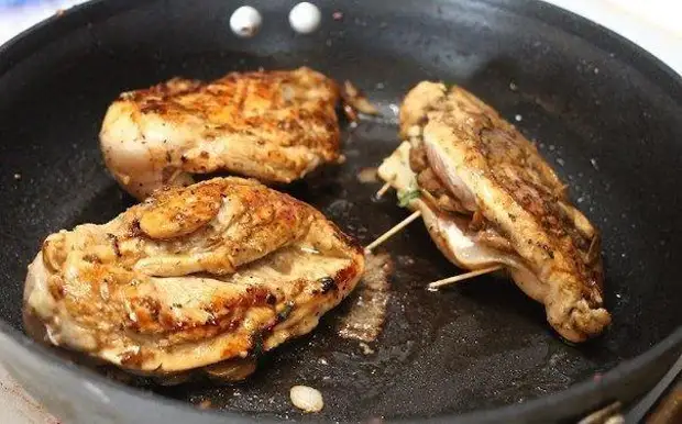 Poulet, gekollt mat Champignonen a Kéis