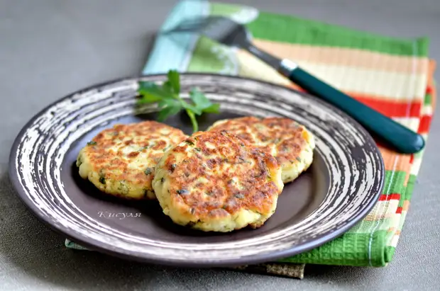 আলু, পনির এবং herbs সঙ্গে patties