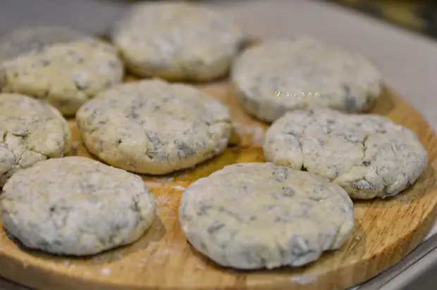 আলু, পনির এবং herbs সঙ্গে patties