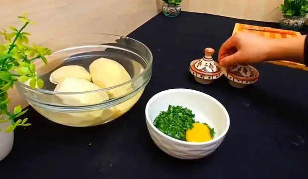 Petit déjeuner riche et simple des pommes de terre