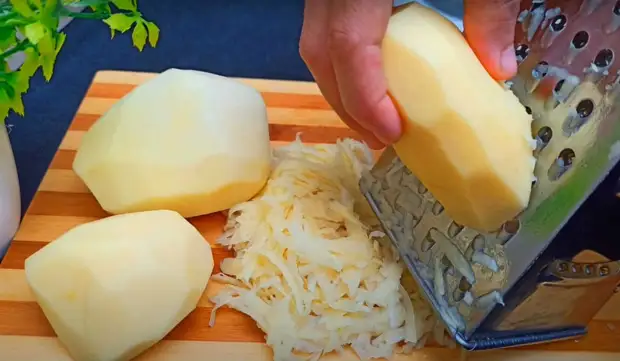 Petit déjeuner riche et simple des pommes de terre