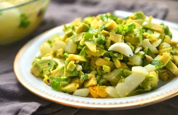 Tùy chọn chuẩn bị thú vị cho salad khoai tây