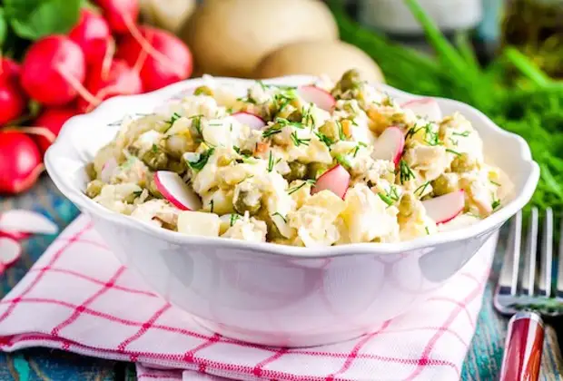 Tùy chọn chuẩn bị thú vị cho salad khoai tây