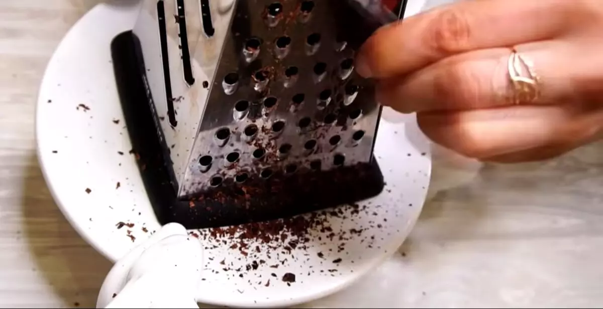 Chocolate rubs juu ya grater.