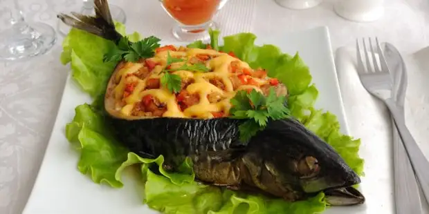 Bí quyết cho cá thu trong lò nướng: Mackerel với rau, nấm và phô mai