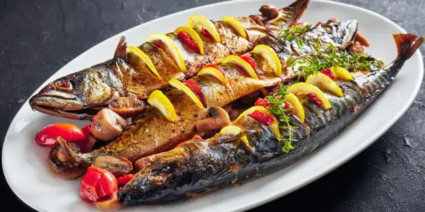 Mackerel dina oven nganggo lemon sareng tomat: resep saderhana