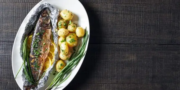 Mackerel dalam oven dengan bawang dan lemon: resep sederhana